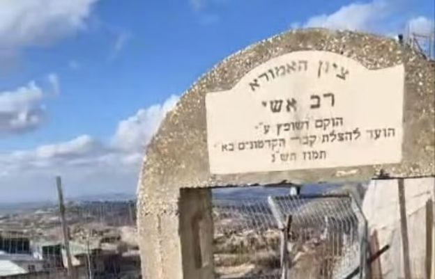 Incroyable : des Hassidim infiltrent le Liban pour prier sur la tombe ...