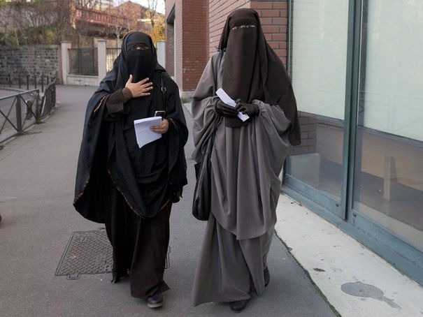 Nul ne peut, dans l’espace public, porter une tenue destinée à ...
